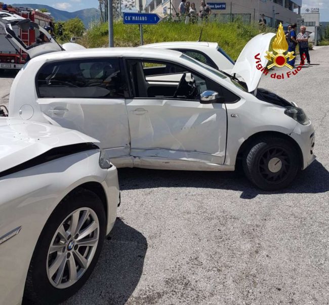 Frontale all’incrocio con carambola tra tre auto: un ferito estratto ...
