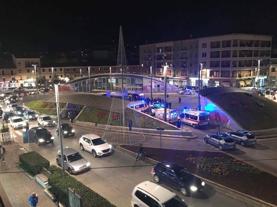 Auto piomba sui pedoni in piazza Ugo Bassi: morto il conducente ...