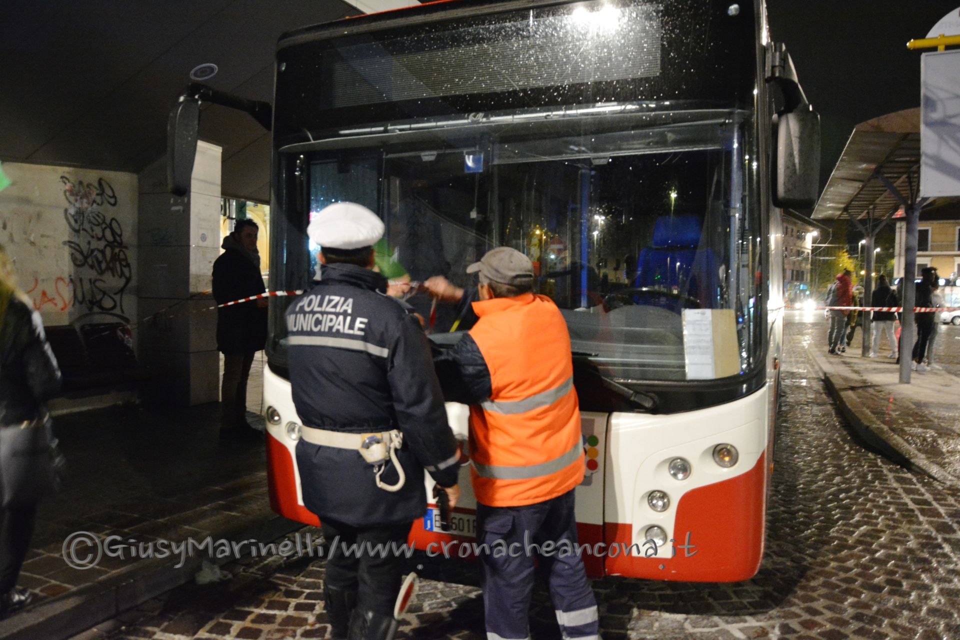 Auto piomba sui pedoni in piazza Ugo Bassi: morto il conducente ...