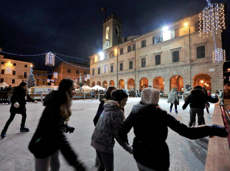 Natale sul ghiaccio, ad Osimo la pista più grande del centro Italia ...
