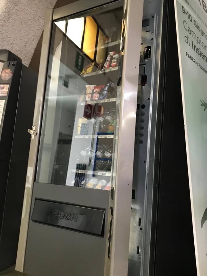 Raid vandalico al Pala Cesari: pareti imbrattate con la vernice ...