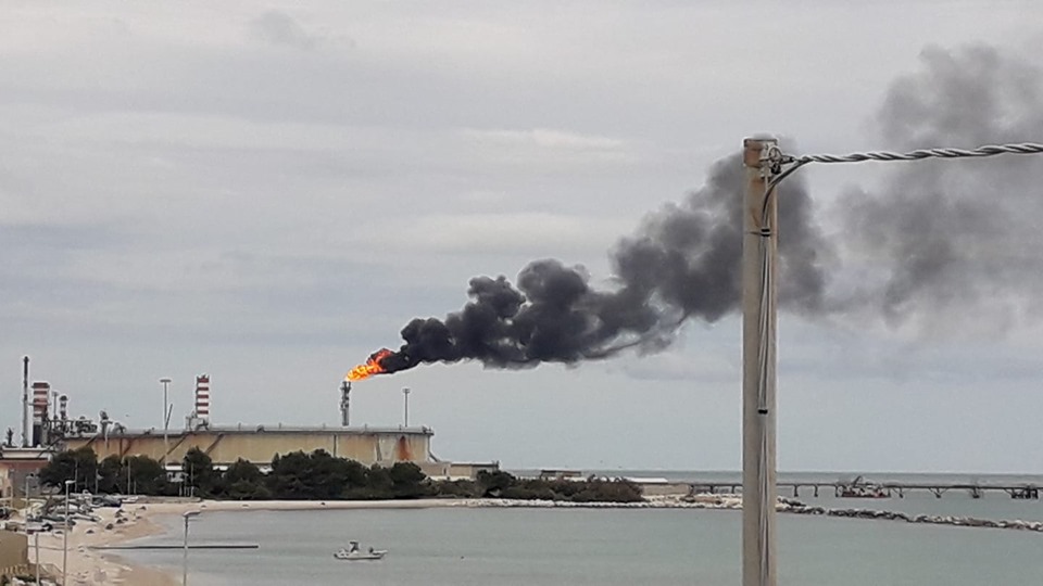 Fumo dall’Api, raffica di segnalazioni La raffineria: «Disservizio ...