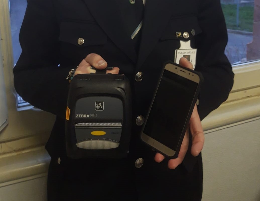 Addio a penna e blocchetto, le multe si scrivono sul palmare | Cronache ...