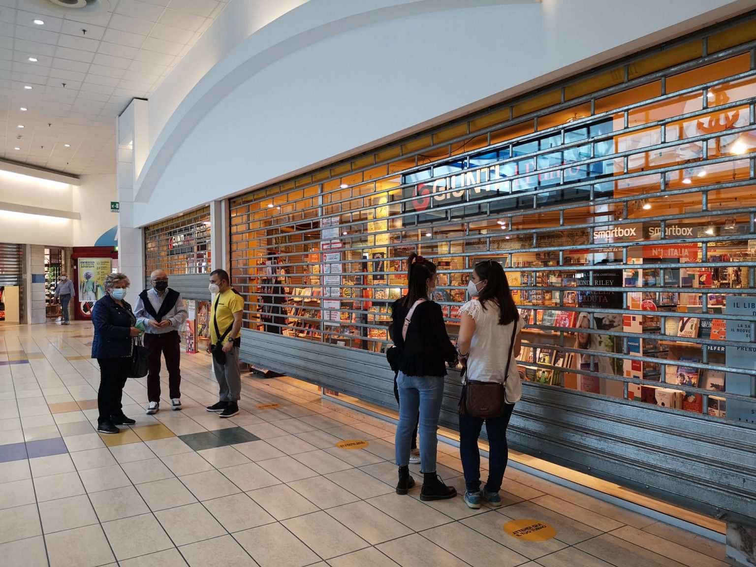 La serrata dei negozi nei centri commerciali: «Fateci tornare alla ...