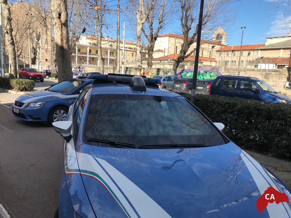 Punta il collo di bottiglia rotto e minaccia i poliziotti: fermato con ...