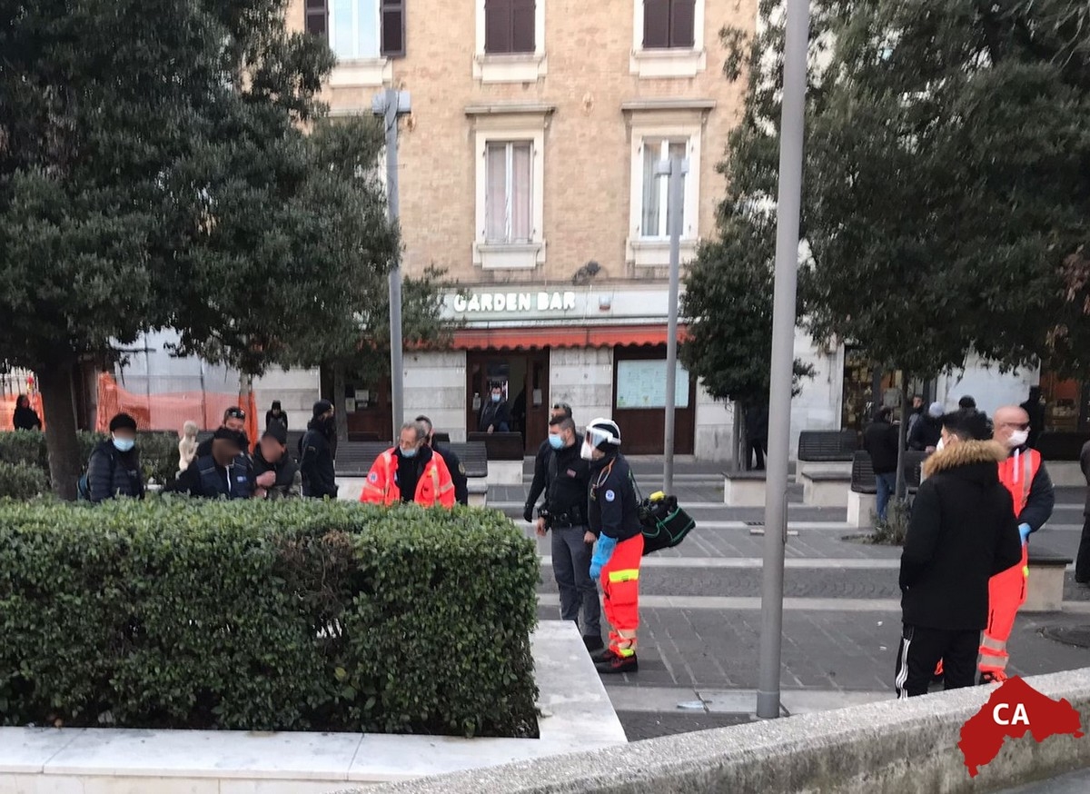 Lite ai giardinetti di piazza Ugo Bassi: colpito con una spranga alla ...