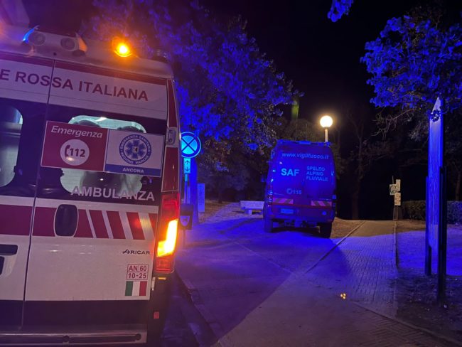 Cade in fondo allo stradello: 50enne soccorsa alla Grotta Azzurra ...