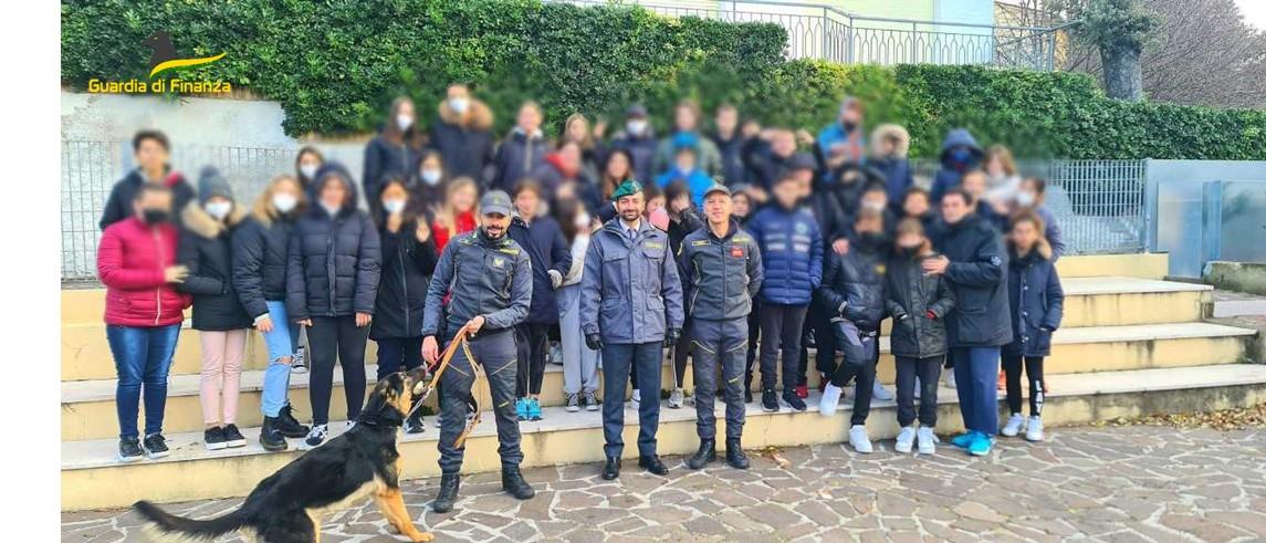 La Guardia di Finanza tra i banchi di scuola | Cronache Ancona