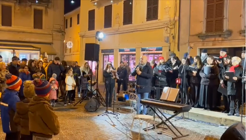 Osimo si illumina a festa: acceso l’albero di Natale | Cronache Ancona