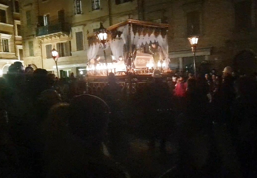 Via Crucis, sfilano i 200 sacconi nel cuore della città | Cronache Ancona