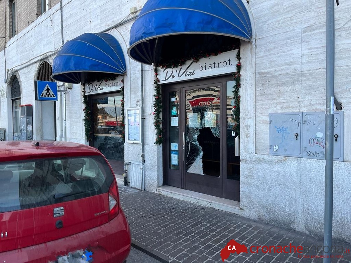 Con un tombino spacca la vetrata poi ruba soldi e alcolici: furto al Do’ Vizi Bistrot | Cronache ...