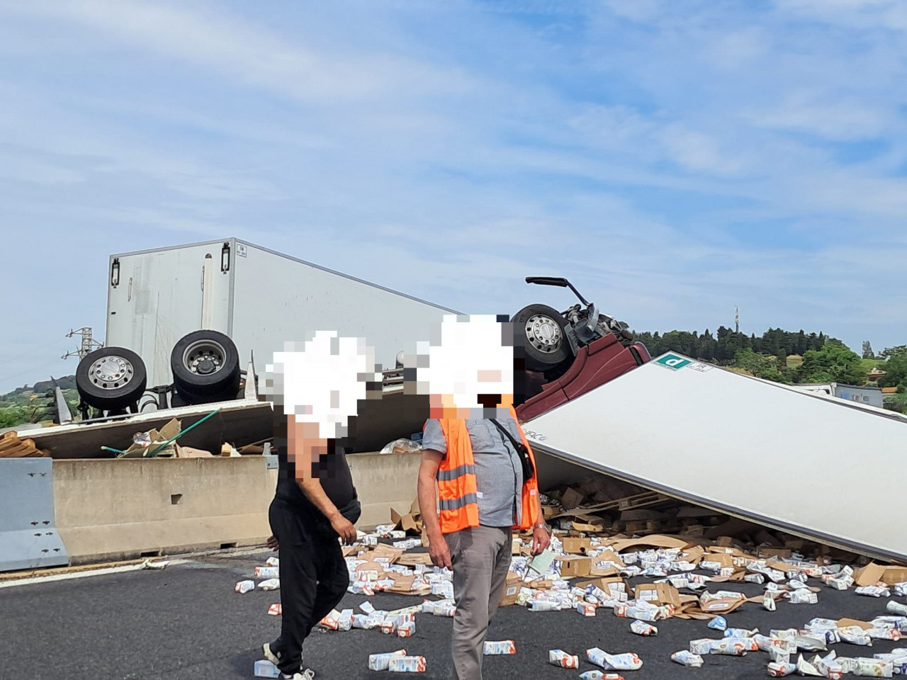 Schianto sull’A14, camion frigo in bilico sullo spartitraffico: due ...