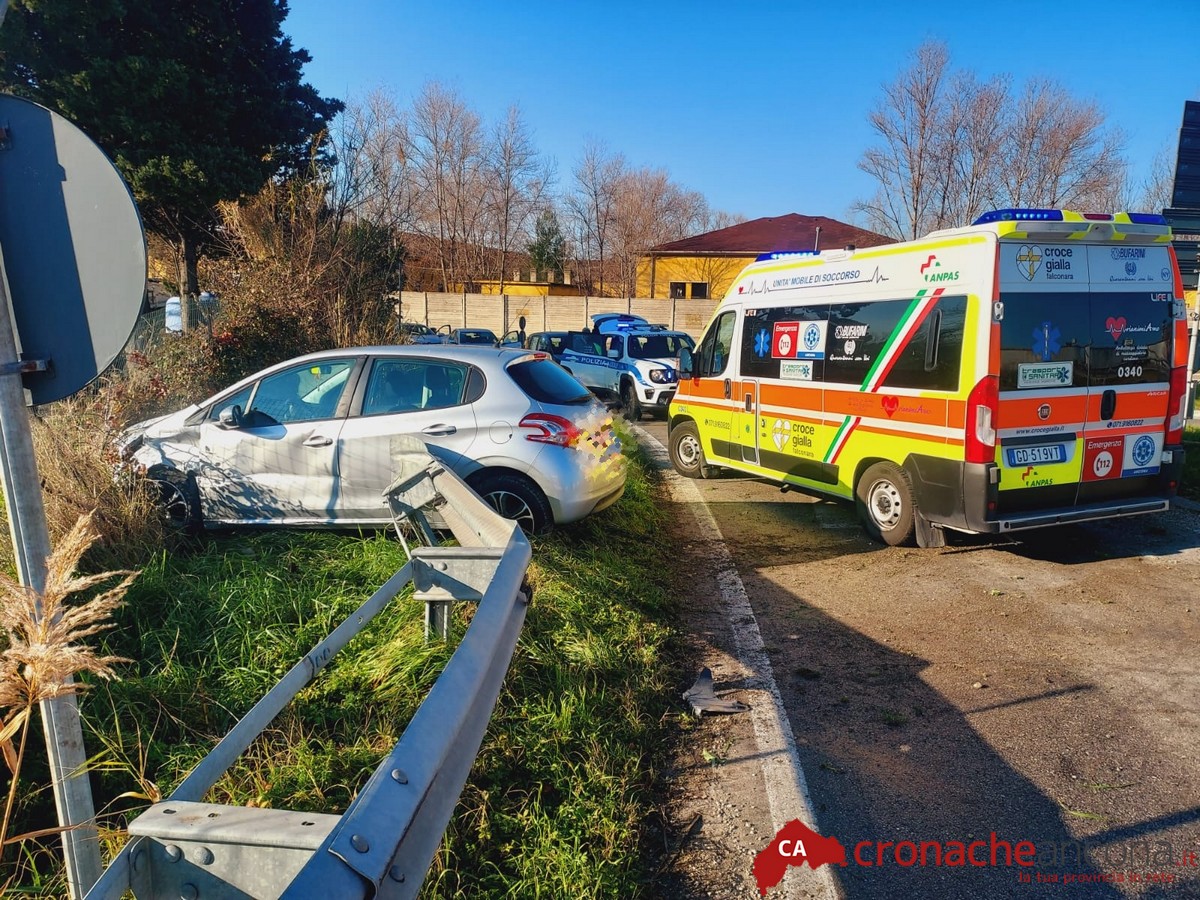 Perde il controllo dell’auto e si schianta contro il guardrail: soccorsa una 60enne | Cronache ...