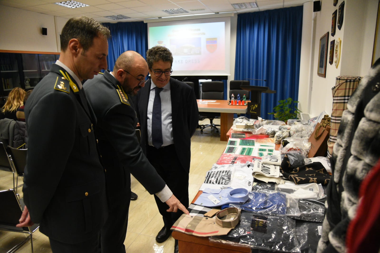 Scoperta industria del falso, sequestrati 170mila capi d’abbigliamento ...