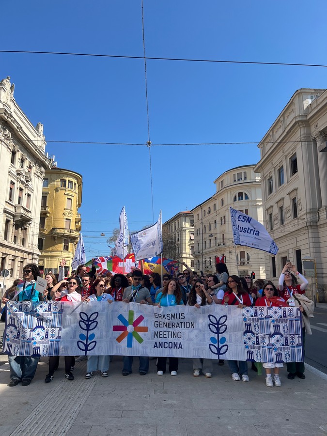 Erasmus Generation Meeting: la flag parade inonda Ancona di colore e di ...