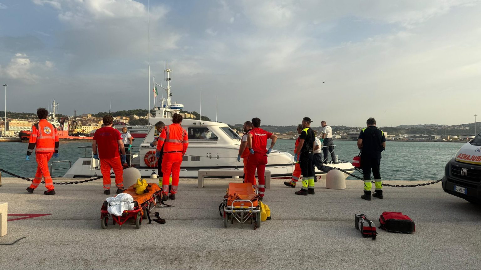 Colpito dall’albero della barca, cade in mare e viene dilaniato dall ...